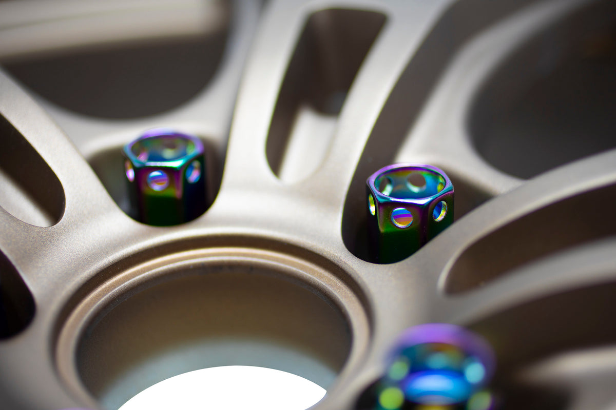PROJECT KICS R40 ICONIX M14x1.5 Lug Nuts W/ LOCKS AND CAPS (Neo Chrome ...